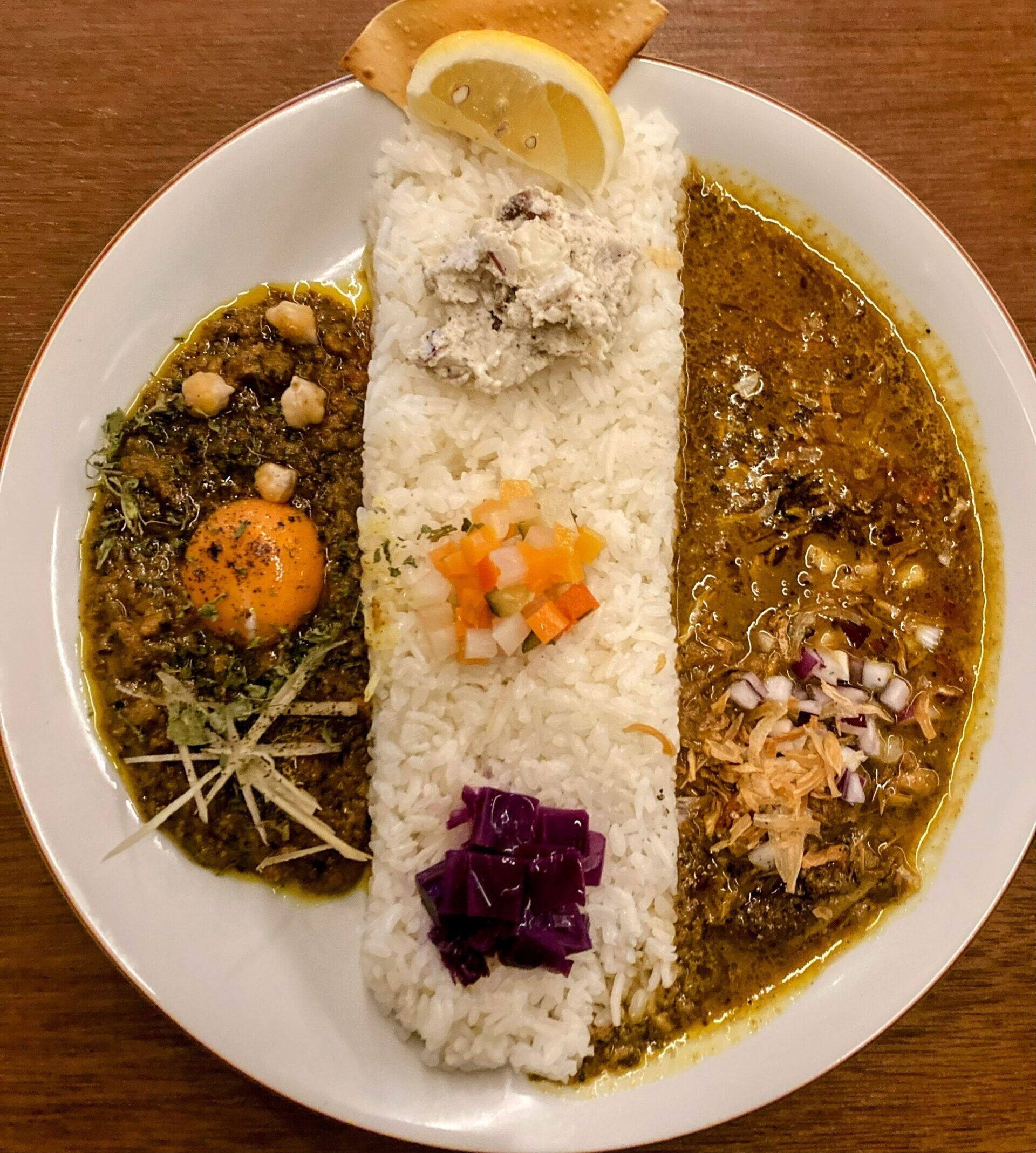 一つで3種類の味を楽しめる⁉名山VOULのスパイスカレーが絶対飽きない美味しさ！ - かごうぇぶ